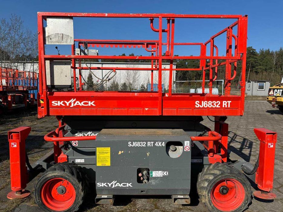 Terenowy podnosnik nożycowy Sky Jack 6832 RT 2012, netto: 53.000 PLN ...