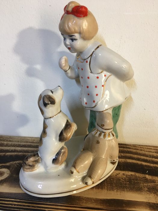 Статуетка дівчинка з собачкою 800 грн Предмети мистецтва Чернівці на Olx