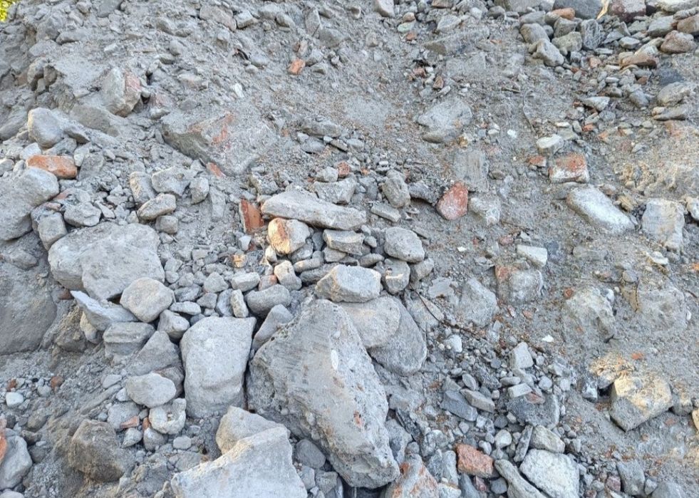 Gruz betonowy, przekrusz, podbudowa utwardzenie drogi u terenu Dolomit ...