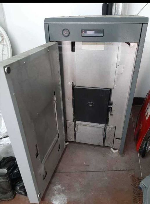 Caldeira Pellets 76h trabalho Red Compact 35 Leiria • OLX Portugal