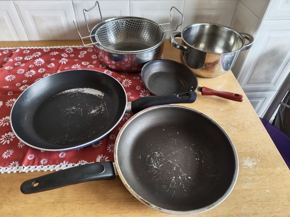 Trem cozinha com frigideiras e panelas Marvila • OLX.pt