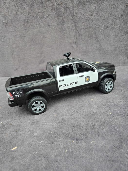 Dodge policyjny RAM 2500 z policjantem Bruder Siedlce • OLX.pl