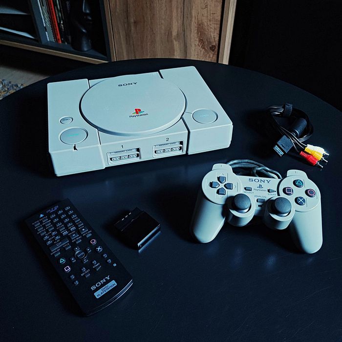 Sony PlayStation 1 - SCPH-1002 + Dualshock + Comando DVD Viseu • OLX.pt