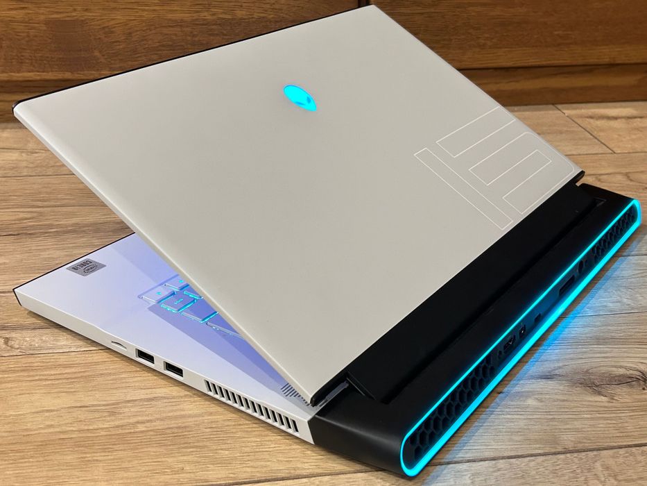 Dell Alienware m15 R4 i9 2,4 10980HK 32 GB RTX 3070 1TB SSD 300 HZ ...