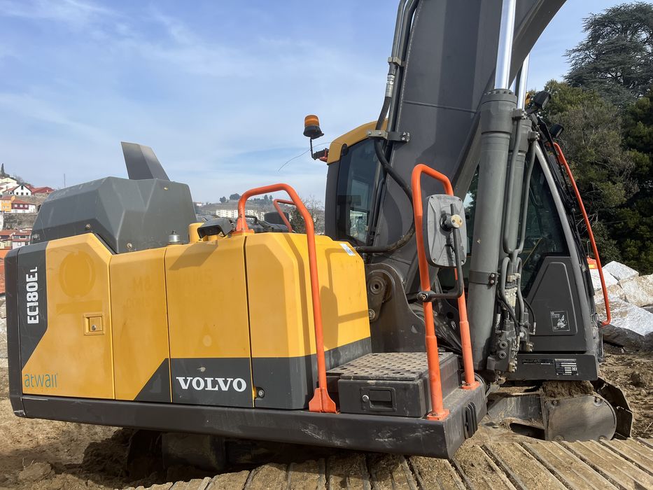 Giratoria volvo ec180el Lamego (Almacave E Sé) • OLX.pt