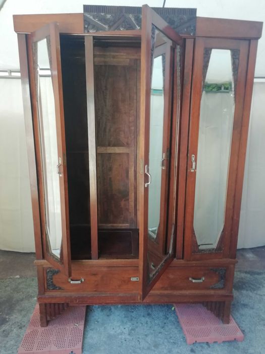 Guarda-fatos Roupeiro antigo em madeira maciça com espelhos e gavetão ...