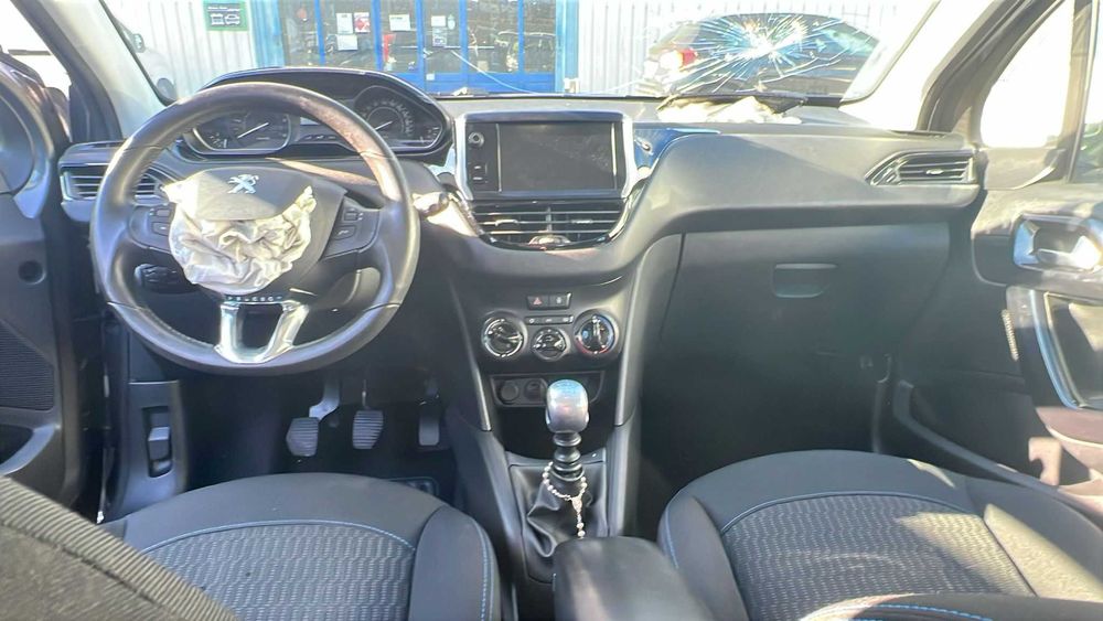 Peugeot 208 Signature 1.5 BlueHDi - SALVADO Nogueira da Regedoura • OLX.pt