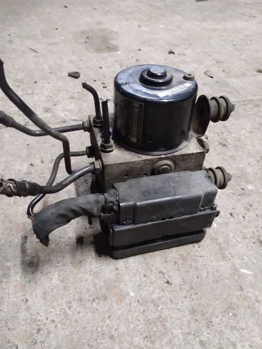 VW Golf V Turan Caddy Golf V Plus Pompa ABS 1K0 614 Skowarcz • OLX.pl