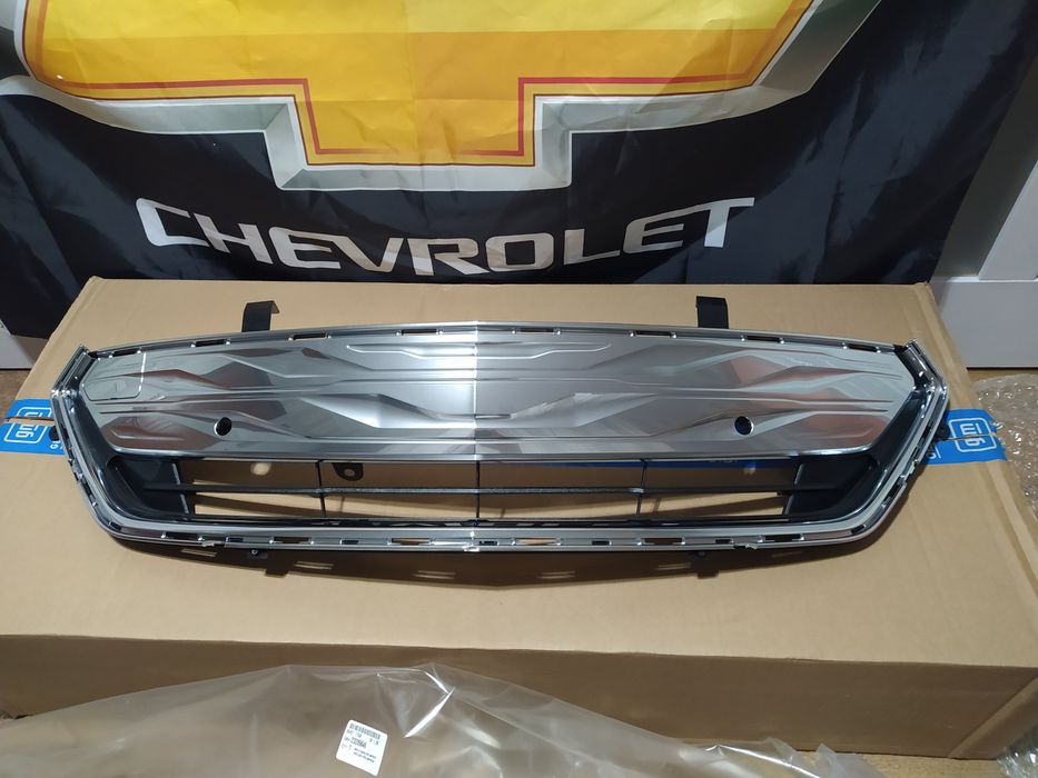 Решітка радіатора гриль Chevrolet Volt 2 23289646 84036280 верх та низ ...