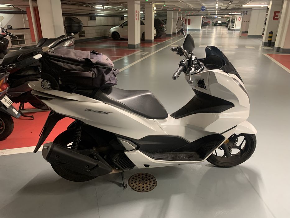 PCX 125cc 2021 Honda bem estimada Campolide • OLX.pt