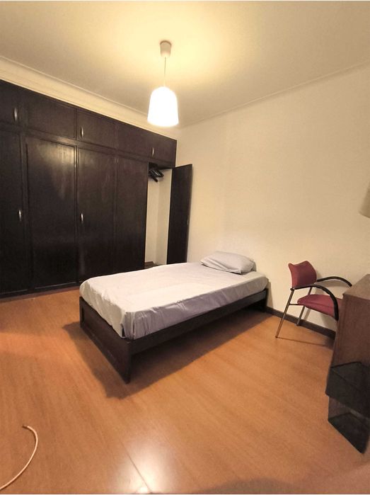 Quarto para arrendamento a estudante Campolide • OLX.pt