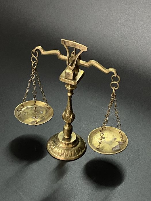 Dekoracyjna waga szalkowa mosiężna figurka Temida mosiądz Kluczbork ...