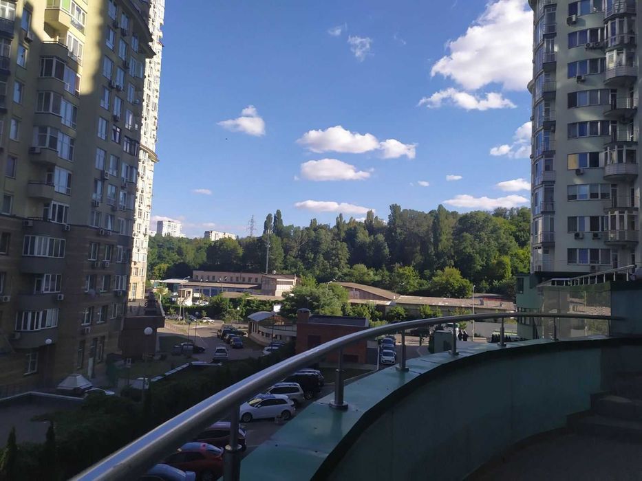 Продам комерційне приміщення в закритому ЖК Смарагдовий. 360 м2: 1 000 ...