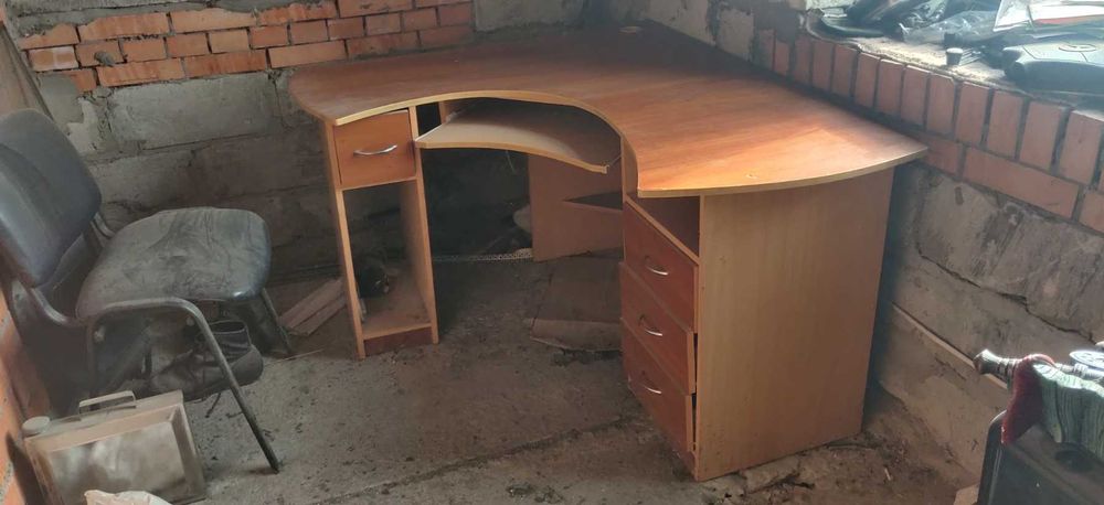 Стол офисный / стол письменный угловой б.у достойный: 1 500 грн ...