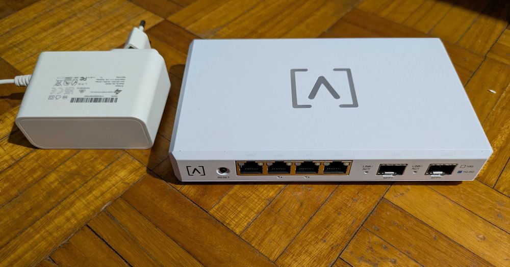 Router Alta Labs Route10, 4x RJ45 de 2.5 Gbps (2xPOE), 2x SFP+ 10 Gbps ...