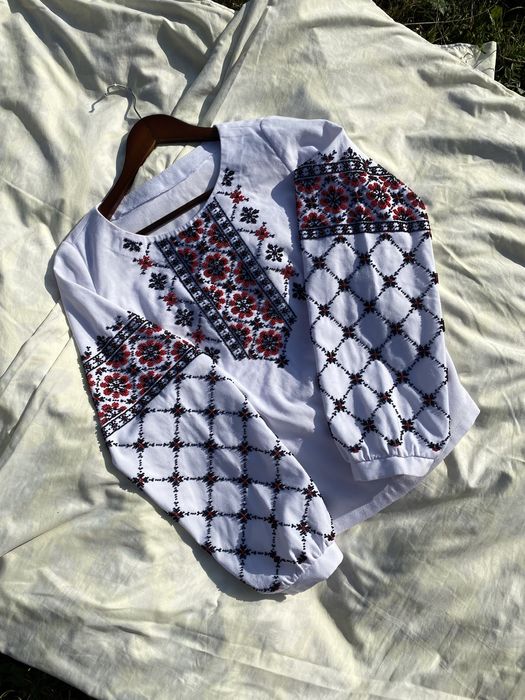 Блузка вишита бісером чеським 3 000 грн Блузи Умань на Olx