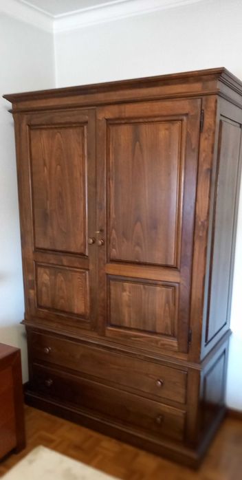 Guarda fatos / Roupeiro em madeira maciça de Castanho em bom estado ...