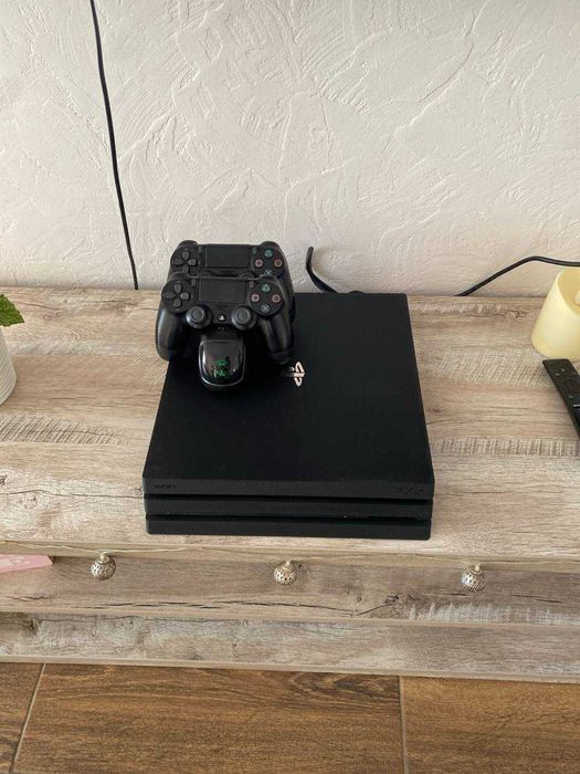 PS 4 pro 1 TB Идеальное состояние+ два dualshock 4 v2+зарядная станция ...