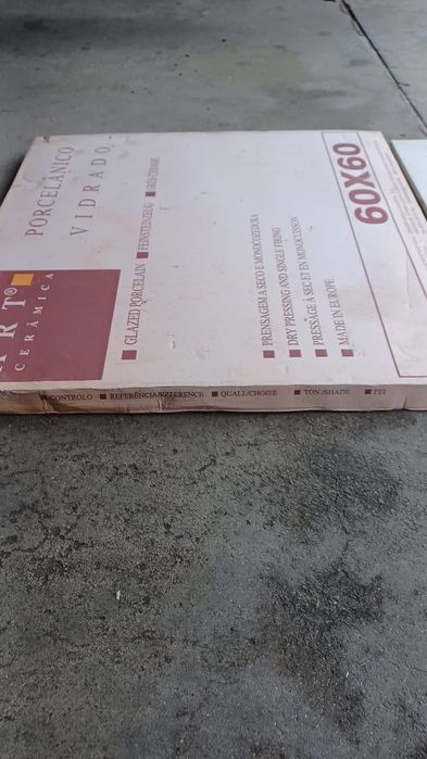 Porcelanato vidrado branco 60x60 Rio Tinto • OLX.pt