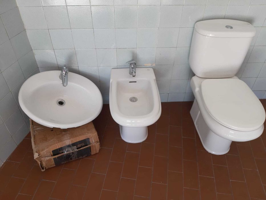 Conjunto sanitário da marca Roca, como novos. Cidade Da Maia • OLX.pt