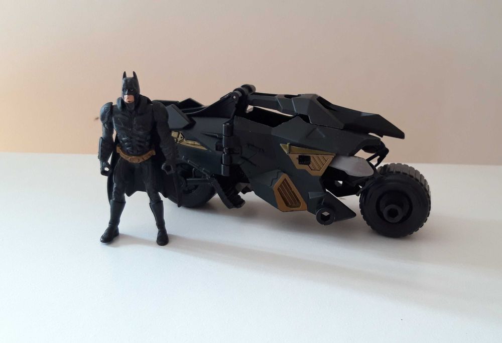 Mota e figura Batman, DC Comics Fiães • OLX.pt