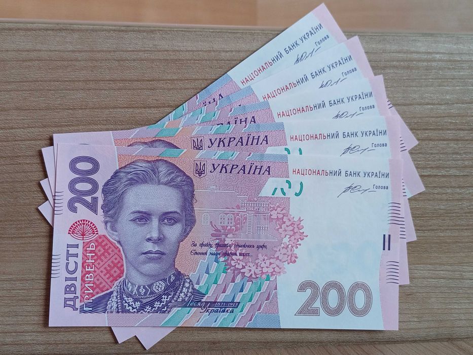 Купюри 200 гривень 2014 року с підписом Гонтарева серія ХИ стан Unc 260 грн