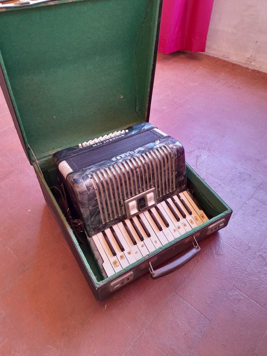 Acordeão Hohner Student IV M (26/32) Alcântara • OLX.pt