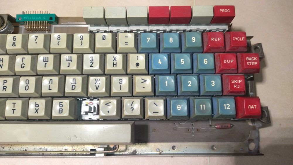 Клавиатура Чехословацкого компьютера Zbrojovka, старая клавиатура: 1 ...