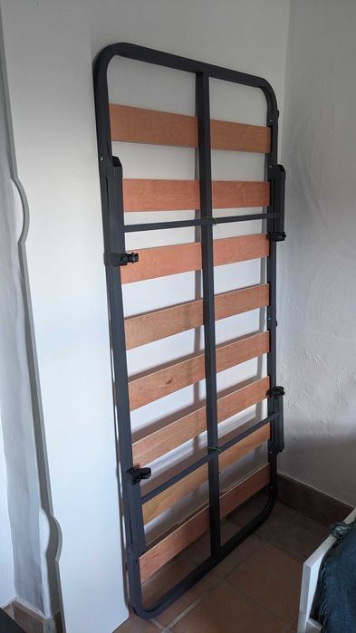 Estrado de cama com rodinhas Castelo (Sesimbra) • OLX.pt