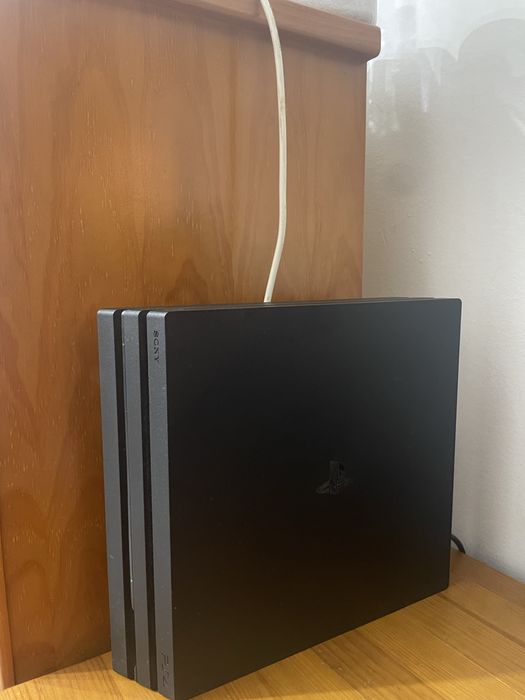 Ps4 pro com comando e fones Olhão • OLX Portugal