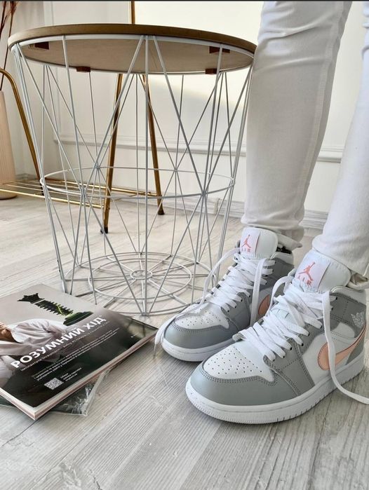 Nike Air Jordan 1 Retro Mid Light Grey Shell Pink кросівки та кеди вис ...