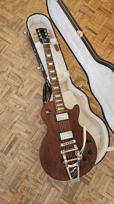 Guitarra Gibson Les Paul Studio (c/ Bigsby B7 vibrato e Hardcase ...
