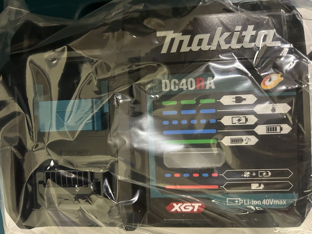 MAKITA DC40RA szybka ładowarka do akumulatorów XGT 40V Max Li-Ion ... MAKITA DC40RA szybka ładowarka do akumulatorów XGT 40V Max Li-Ion ...