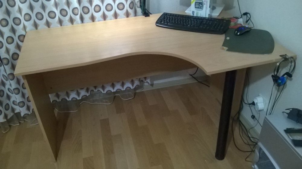 Стол компьютерный офисный большой с вырезом: 2 500 грн. - Офісні меблі ...