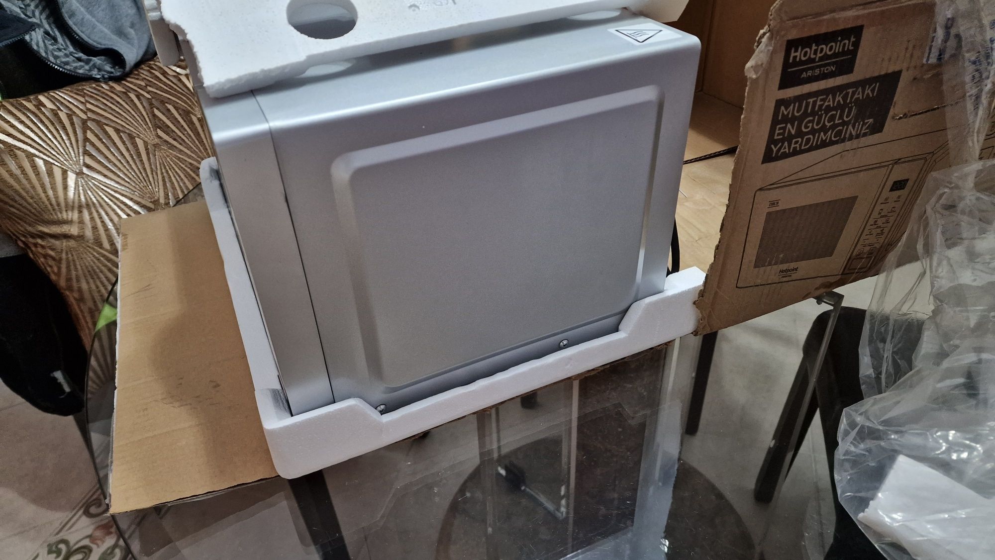 Microondas Hotpoint/Ariston MWHA 203 SB NOVO Benavente • OLX Portugal