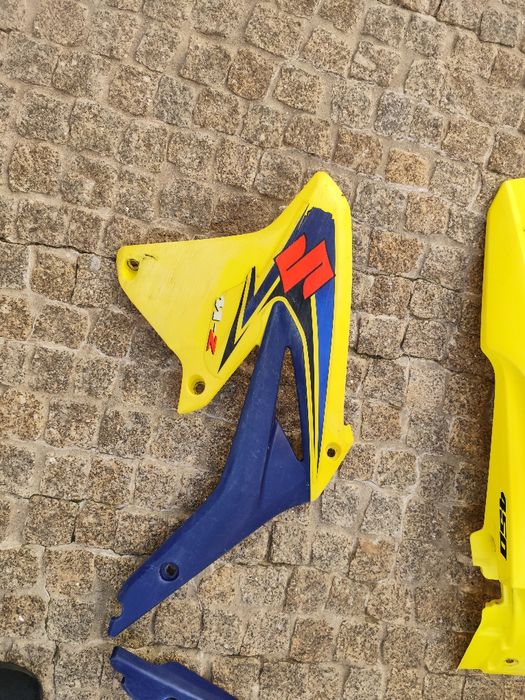 Kit plásticos Suzuki Rmz Gondomar (São Cosme), Valbom E Jovim • OLX.pt