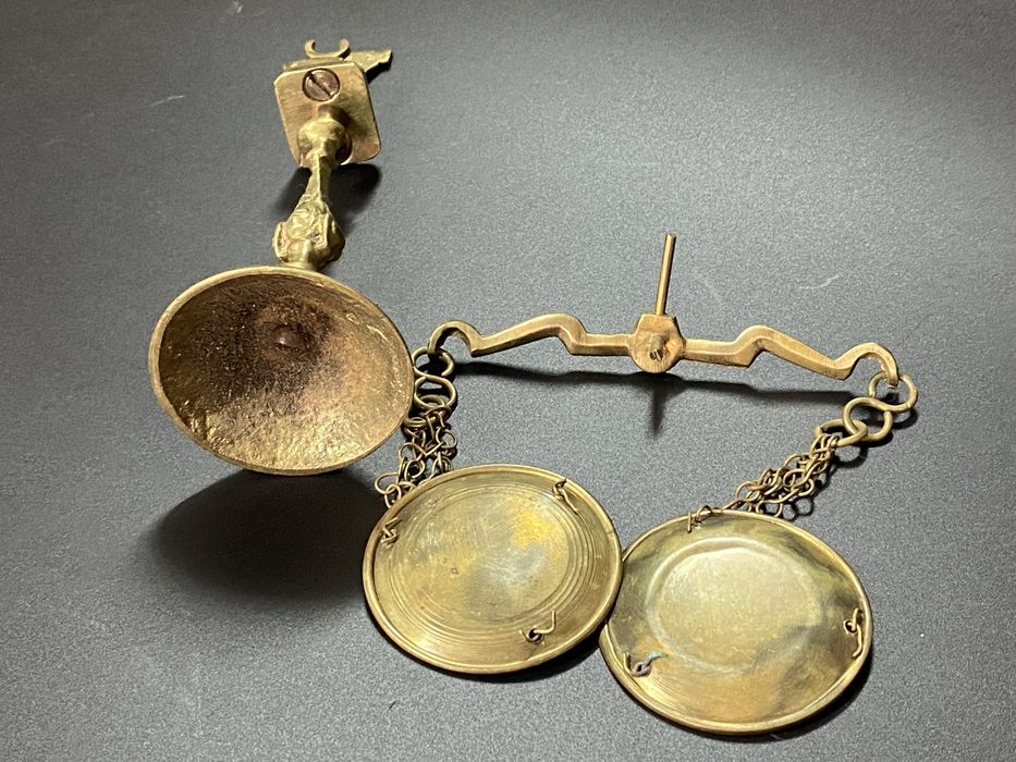 Dekoracyjna waga szalkowa mosiężna figurka Temida mosiądz Kluczbork ...