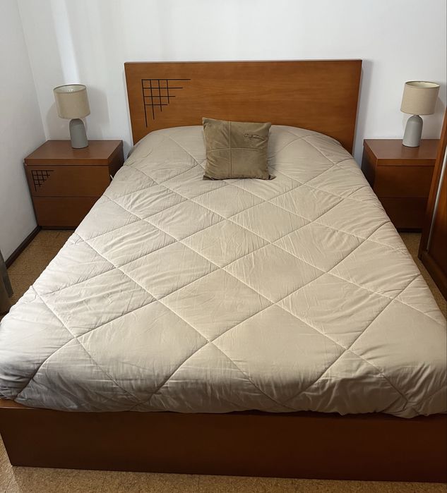 Recheio/Mobília de quarto de casal - madeira de cerejeira Azurém • OLX.pt