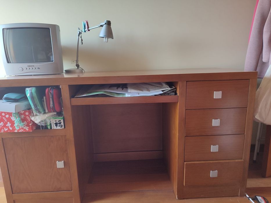 Secretária de madeira robusta Oliveira De Azeméis, Santiago De Riba-Ul, Ul, Macinhata Da Seixa E ...