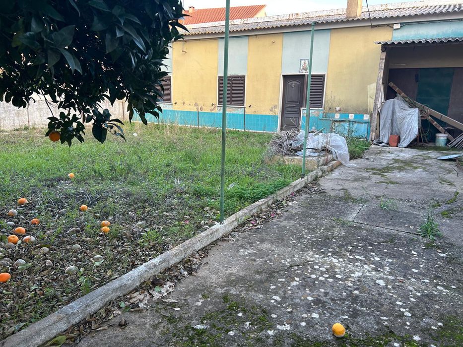 Terreno com moradia T1 + sótão Loures • OLX.pt