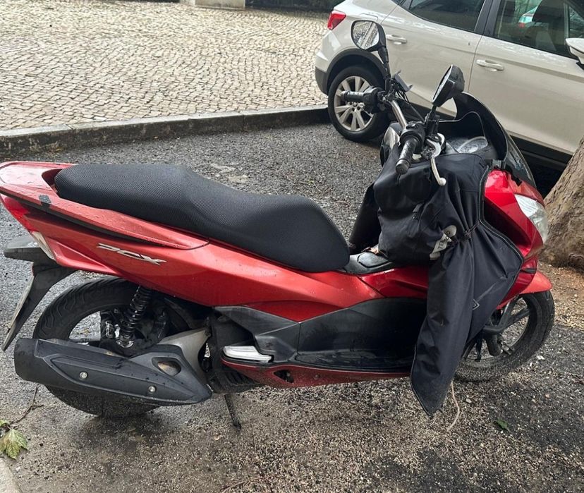 Mota PCX 125 vermelha Venteira • OLX.pt