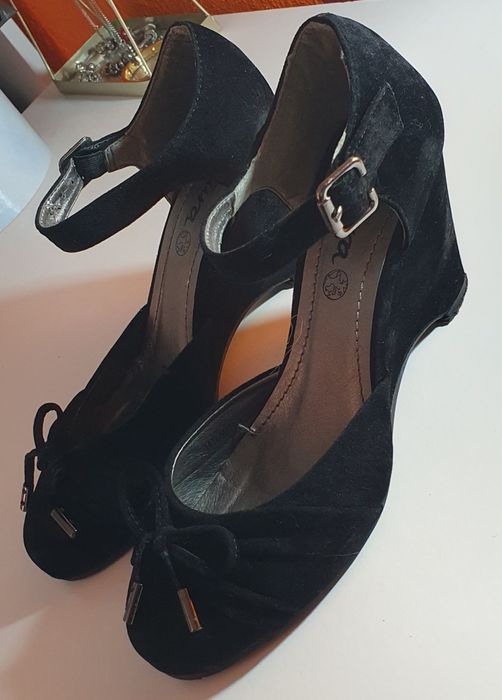 Sandálias de cunha pretas Natura Olivais • OLX Portugal