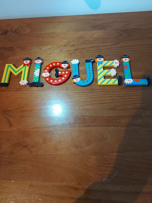 Letras MIGUEL em madeira pintada, da Sevi - Palhaços Alfragide • OLX.pt