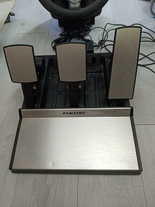 Volante Fanatec Porsche 911 GT3 RS v2 e Pedais Fanatec Venteira • OLX ...