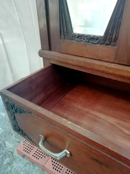 Guarda-fatos Roupeiro antigo em madeira maciça com espelhos e gavetão ...