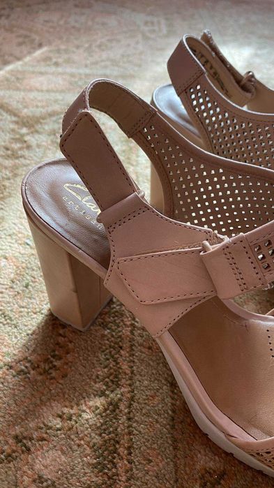 Sandały CLARKS 41 25,5 cm skórzane nude beżowe beż cieliste Kalisz • OLX.pl