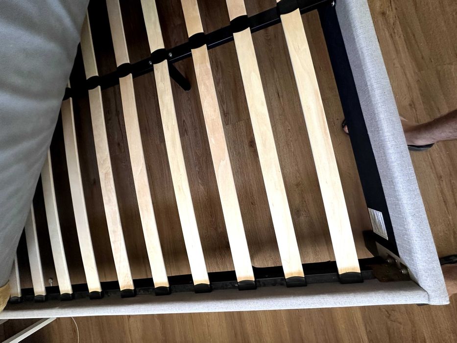 Estrutura de cama em bom estado Campolide • OLX.pt