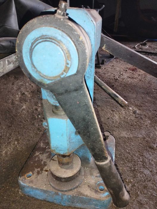 Prasa ręczna zaciskarka nitów do pił tartacznych gater Serock • OLX.pl