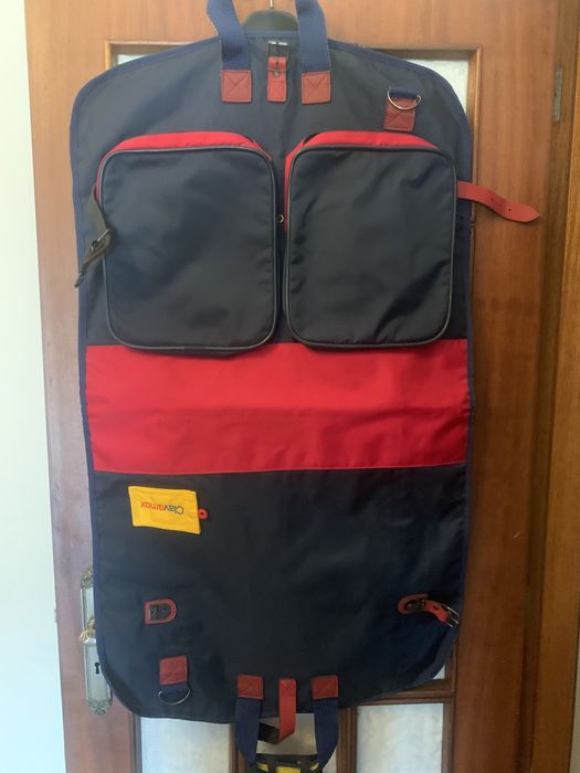 Porta fatos tipo “Benetton” Leiria, Pousos, Barreira E Cortes • OLX ...