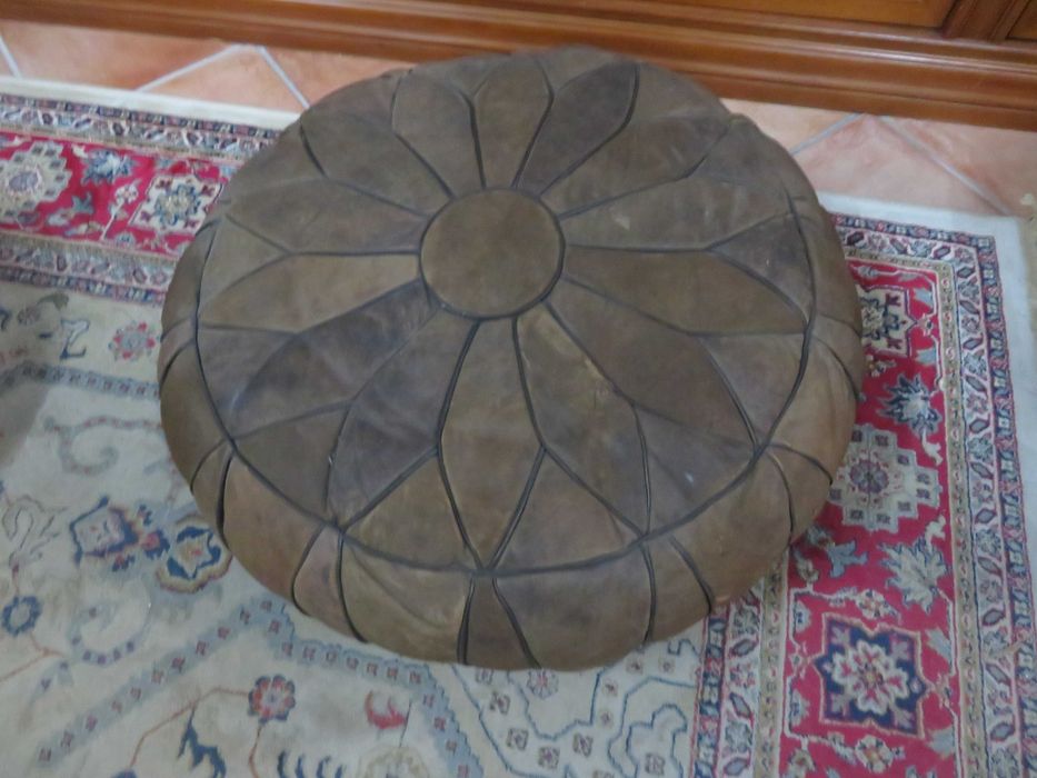 Pouf de coiro da marca Tom Lagos (São Sebastião E Santa Maria) • OLX.pt